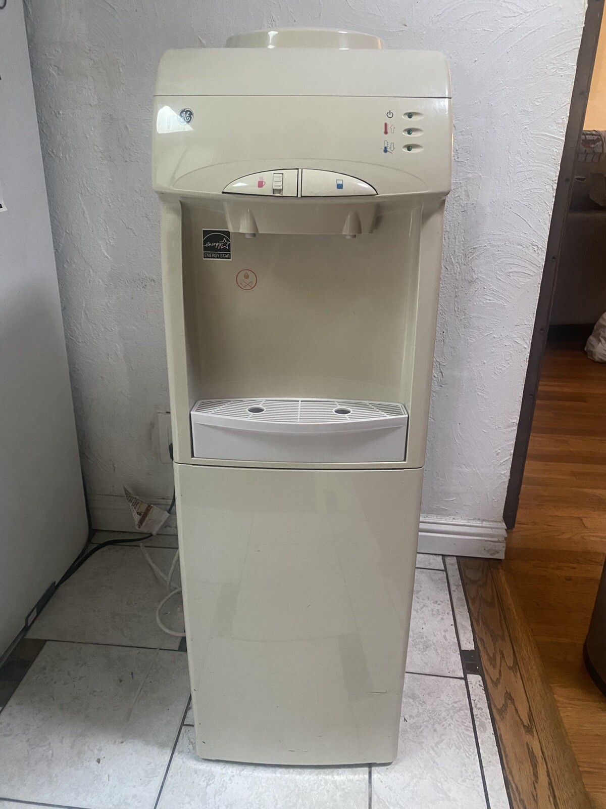 GE WATER DISPENSER GXCF05D Hot /Cold Water EUC | eBay