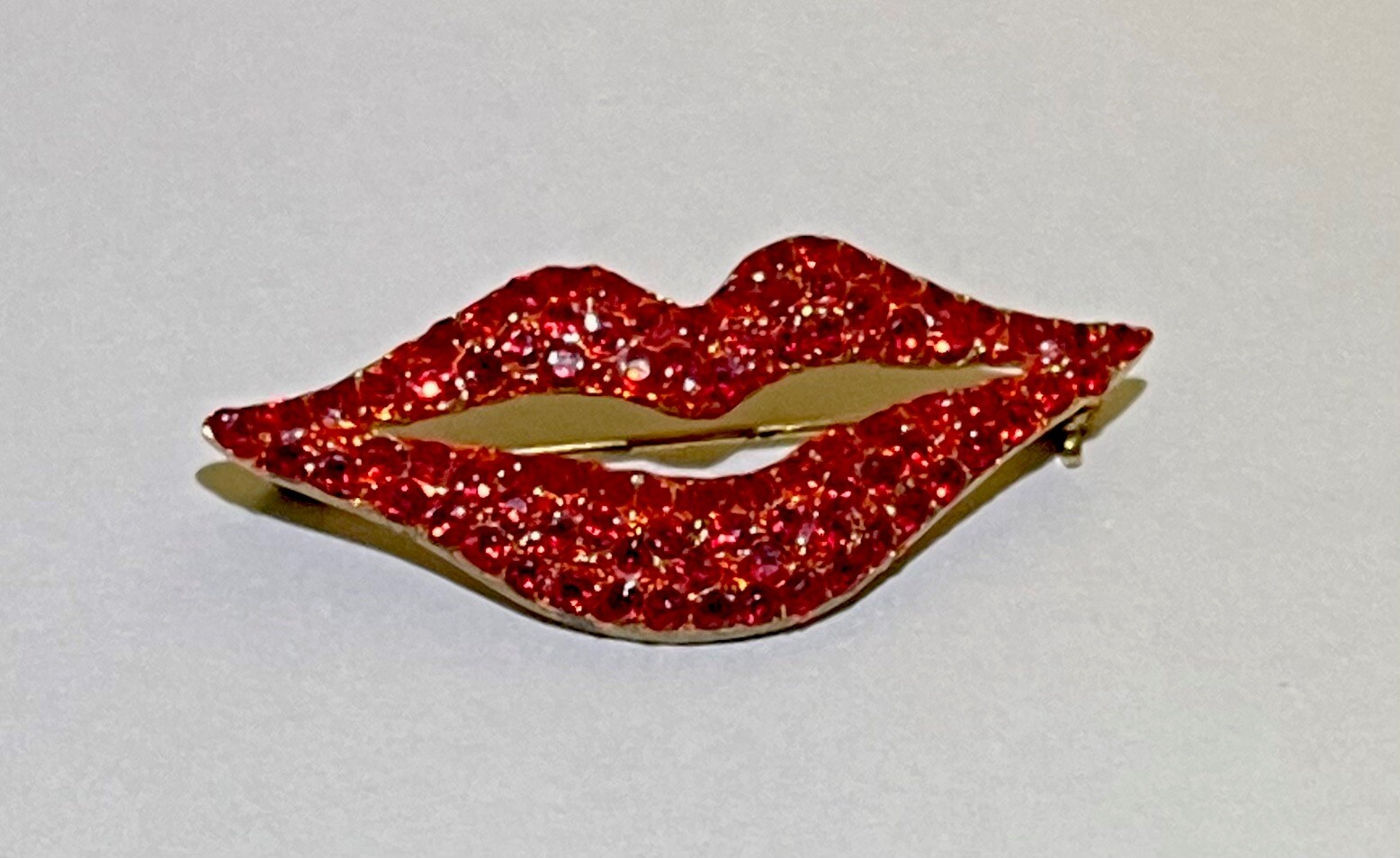 Vintage Red Rhinestone Lipstick Lips Brooch Gold Tone Pin Sparkling Red ...