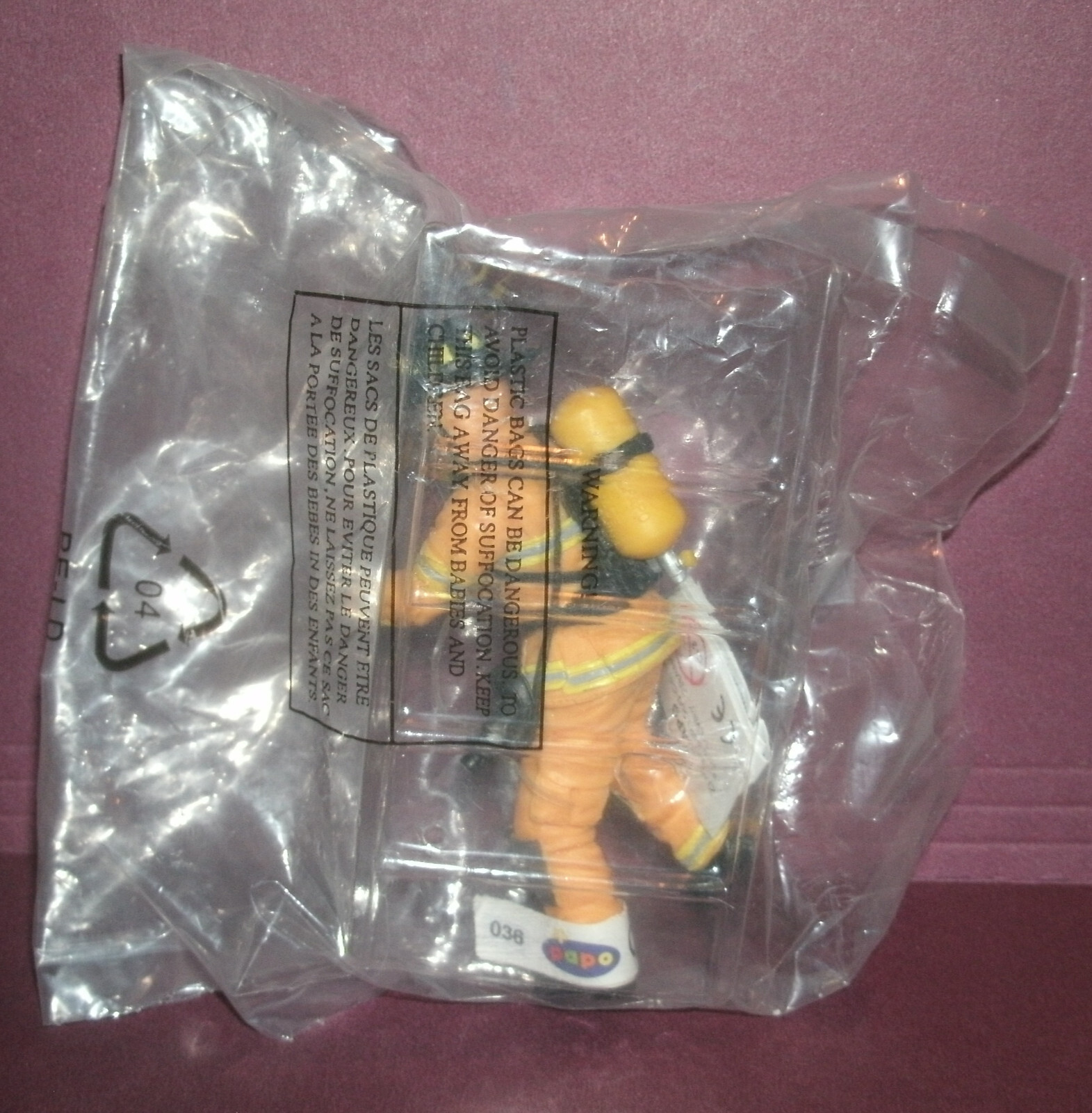 1/18 Scale US Firefighter Climbing Ladder Figure Fireman (3.75") Papo ...