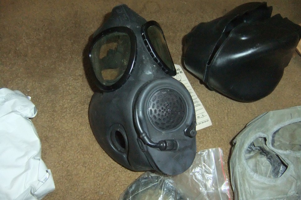 New Old Stock! US Military Issue M17 A2 Gas Mask + Filters,Gloves,Hood ...