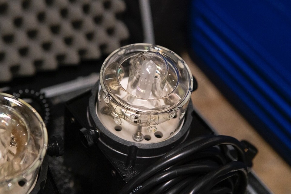 Novatron D1000 studio lights - 4 head, 1 power pack w/ acc. - PLEASE ...