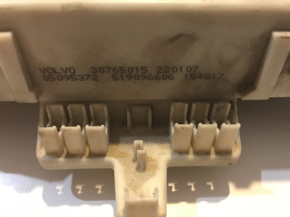 06-07 VOLVO S40/V50/ASTON MARTIN BODY CONTROL MODULE AND FUSE/RELAY BOX ...