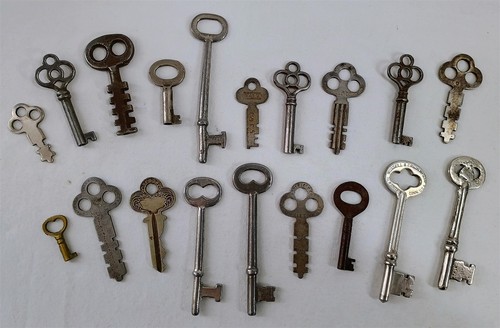 Mixed Vintage Key Lot Skeleton, Hollow Barrel, Flat, Padlock, etc ...