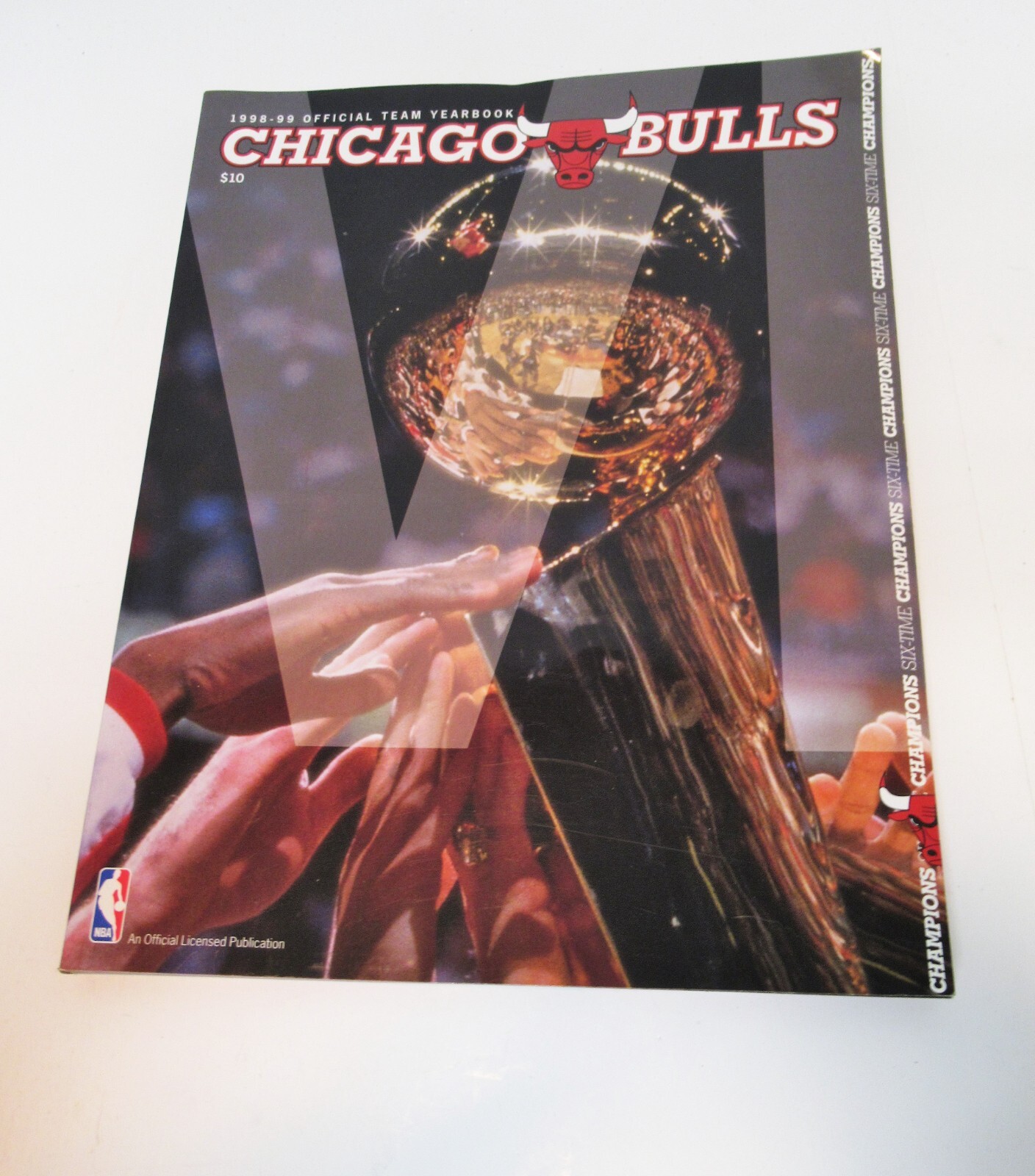 1998-1999 CHICAGO BULLS OFFICAL TEAM YEARBOOK MAGAZINE NBA TROPHY COVER ...