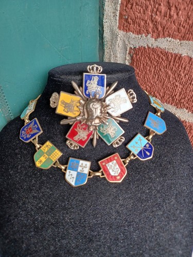 VINTAGE ROYAL HERALDIC COAT OF ARMS KNIGHT SHIELD CREST ENAMEL NECKLACE ...