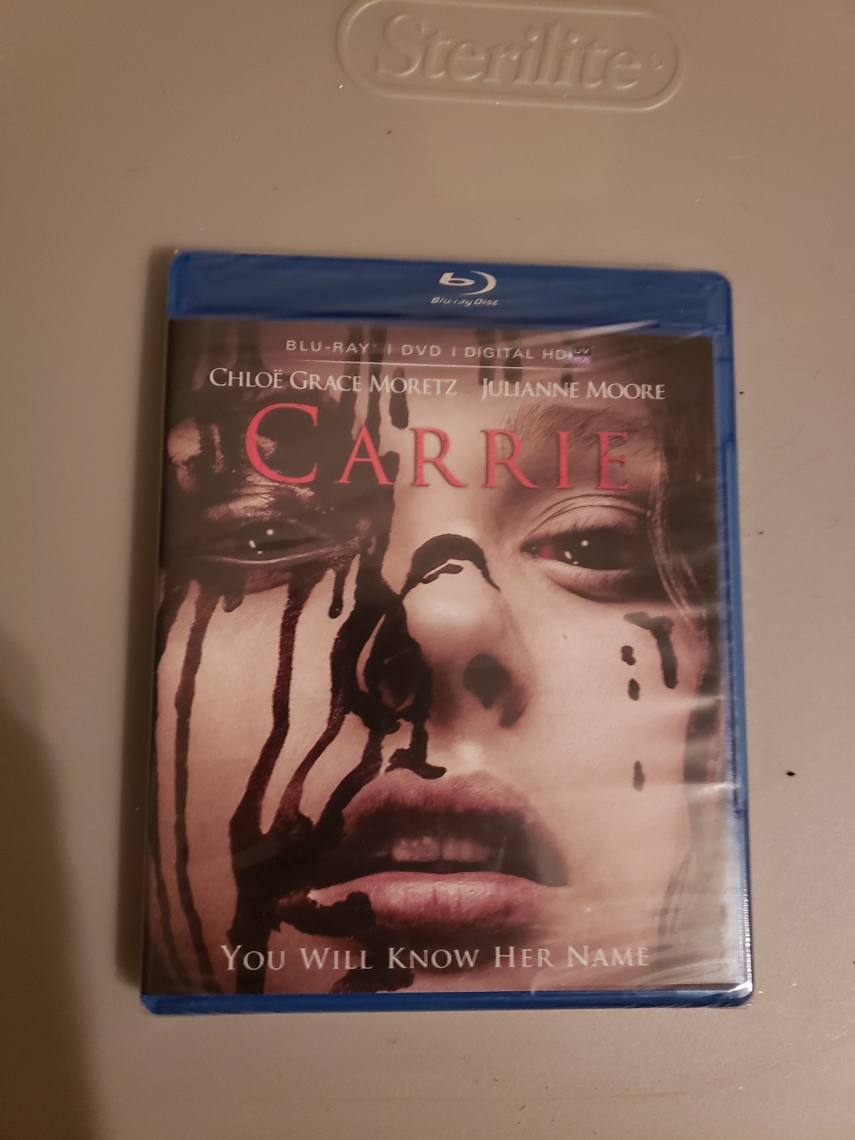 Carrie Blu-ray & DVD 2-Disc Set w/ Digital HD UV Brand New & Sealed ...