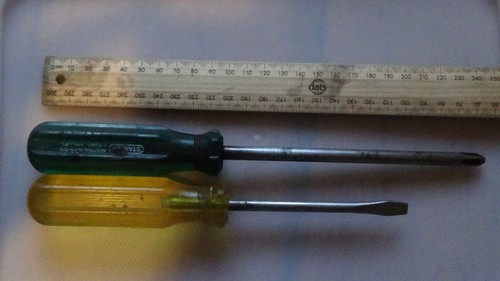 Pair of medium Stanl resin handle screwdrivers - flat and phillips ...