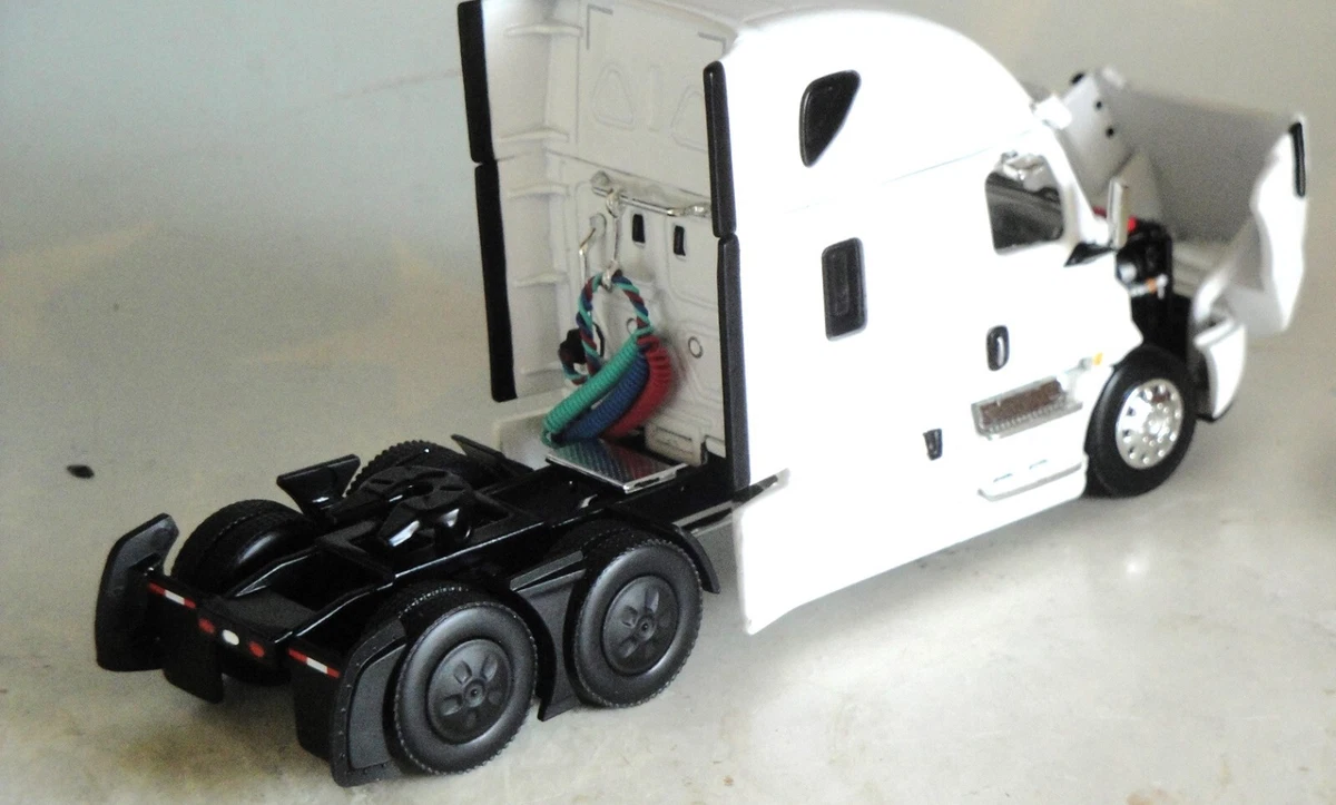 Freightliner Cascadia Evolution White