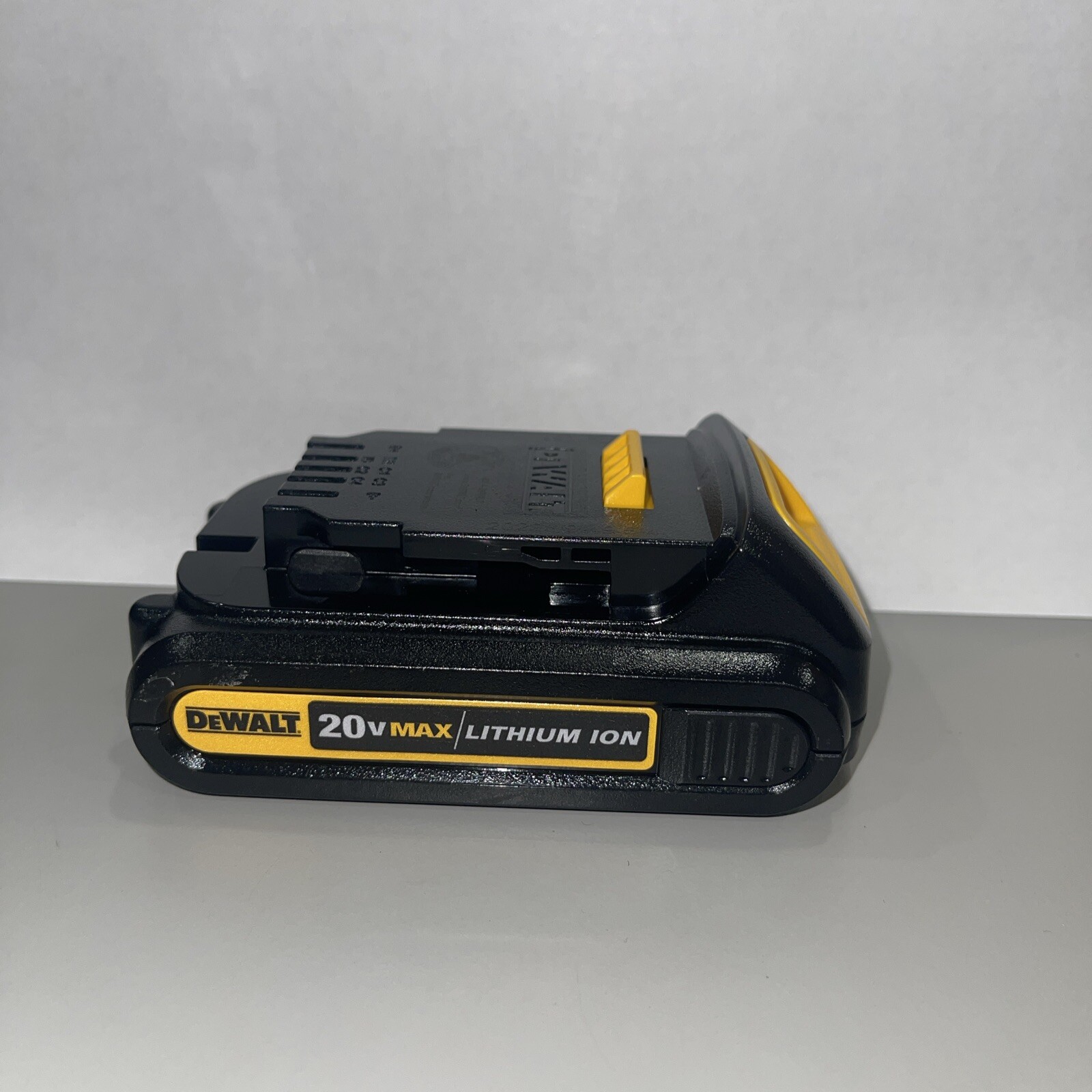 NEW Genuine DEWALT DCB201 20V MAX 1.5Ah Lithium-Ion Battery
