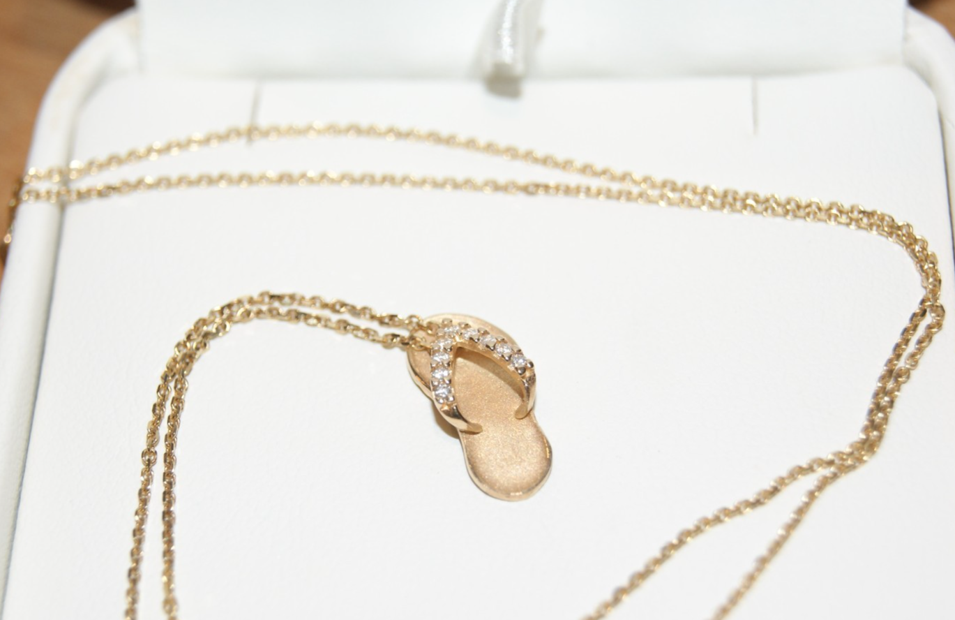 Na Hoku 14kt Yellow Gold Flip Flop Slipper pendant with diamonds & 14k ...