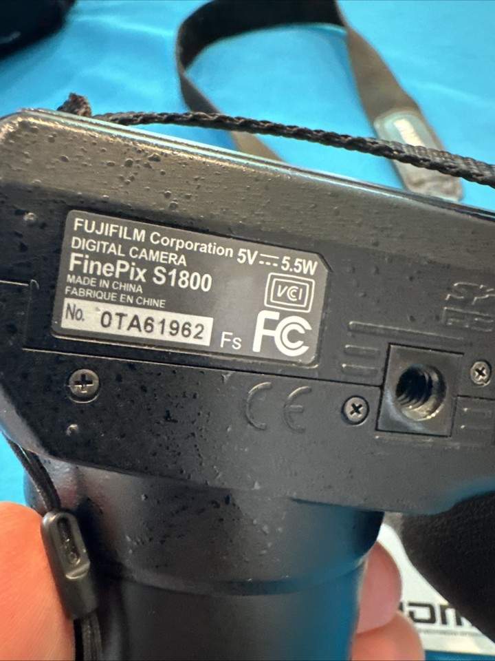 Fujifilm • FinePix S S1800 12.2MP Digital Camera • 4GB SD Works Great ...