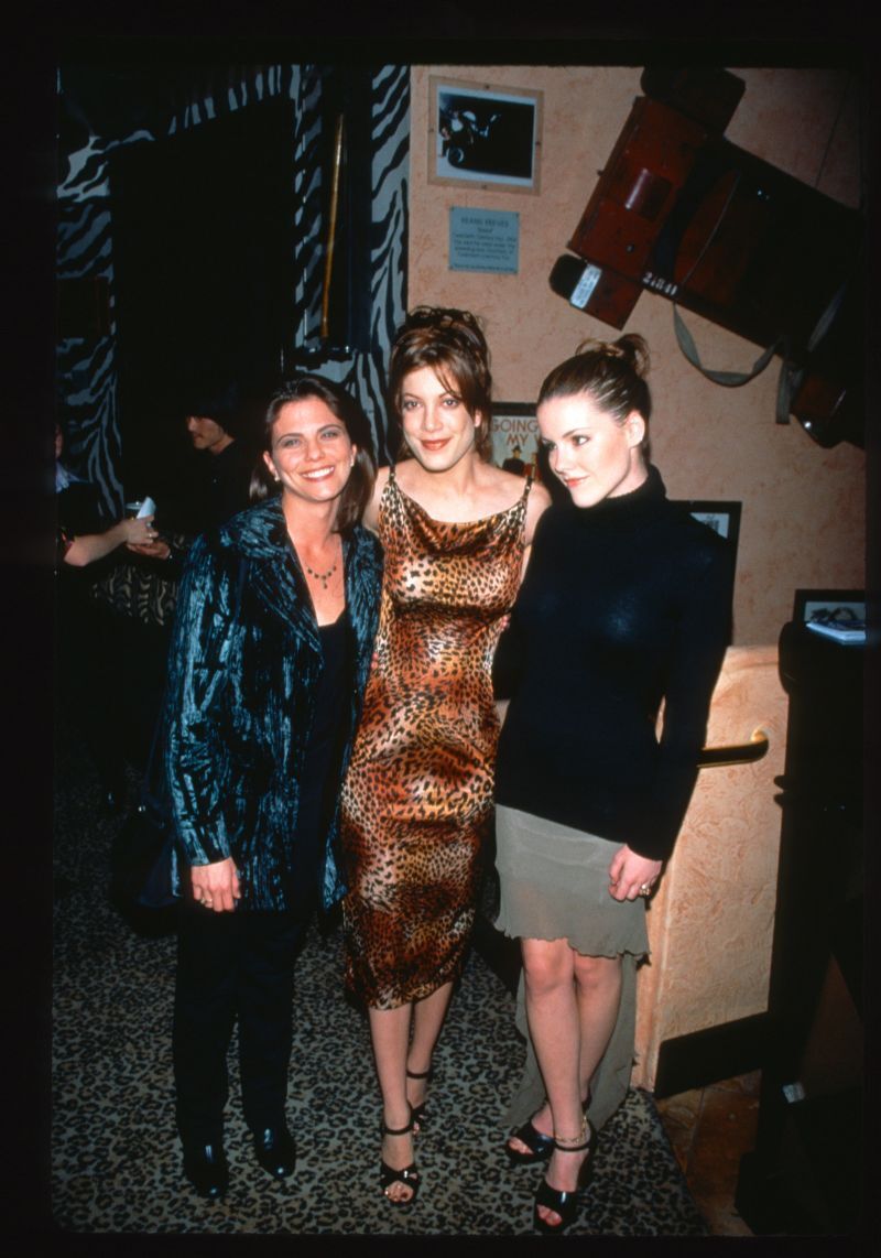 1997 TORI SPELLING, JILL NOVAK & KATHLEEN ROBERTSON Candid Original ...