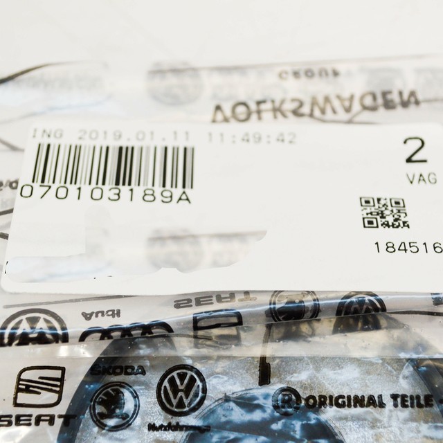 Genuine Volkswagen TRANSPORTER T5 Oil Cap End 070103189A for sale ...