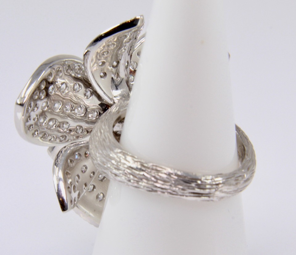 Orianne Collins 18k White Gold Tremblant Leaf Natural Diamond Ring F-G ...