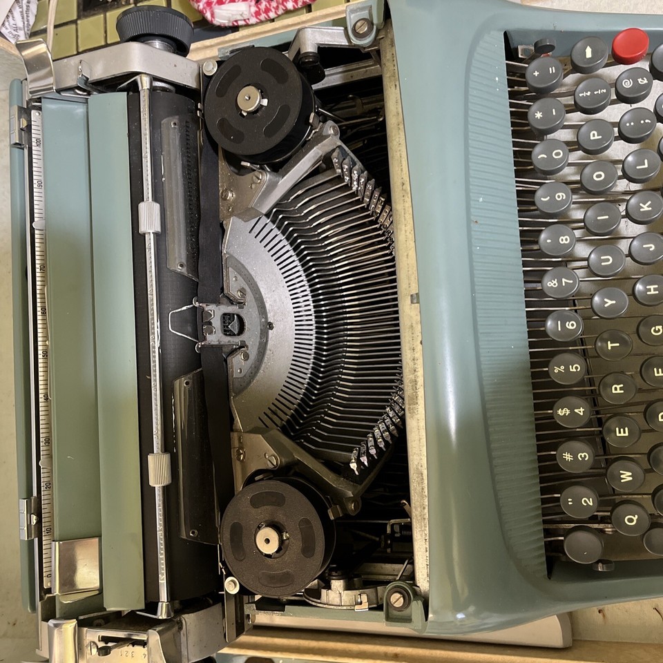 Vintage Italian Olivetti-Underwood Portable Typewriter w/ Case Italy | eBay