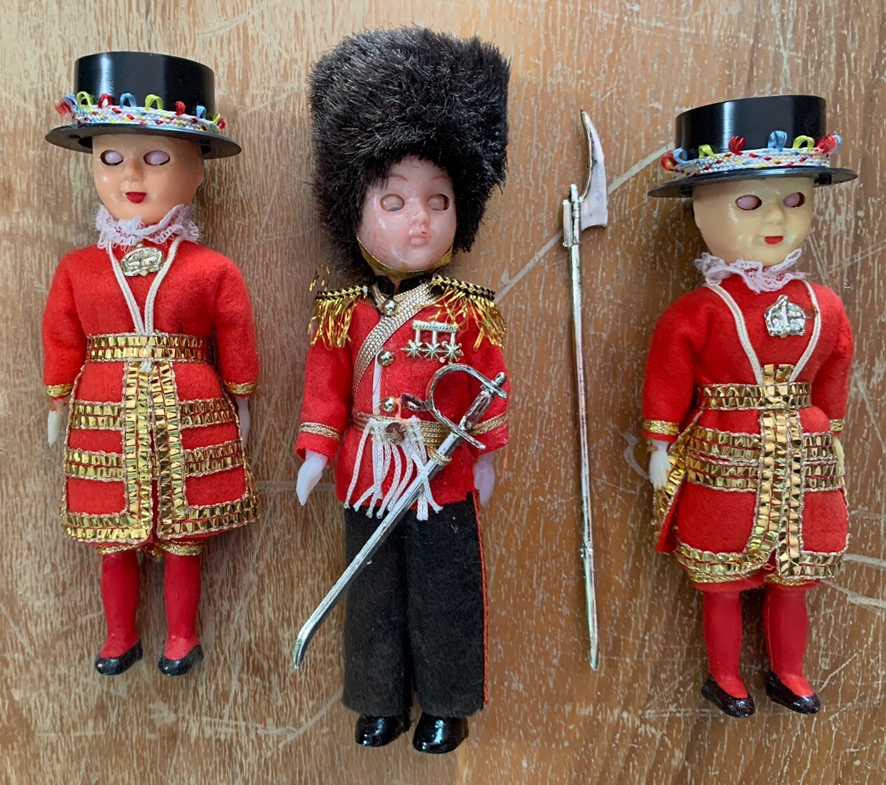 VNTG British Dolls: 1 Buckingham Palace Guard & 2 Empire Beefeater ...