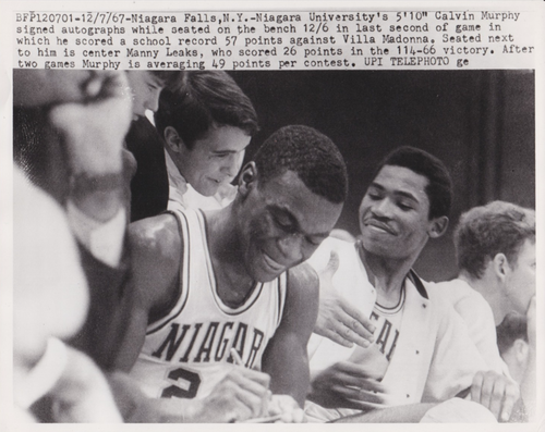 1967 Press Photo Niagara Basketball Calvin Murphy Scores 57 and Signs ...