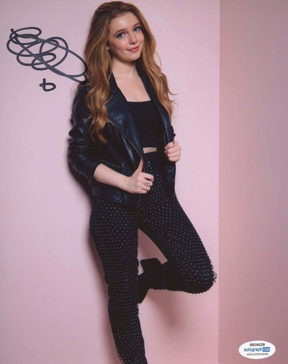 Eleanor Worthington Cox Measurements Eleanor Worthington Cox Poses As