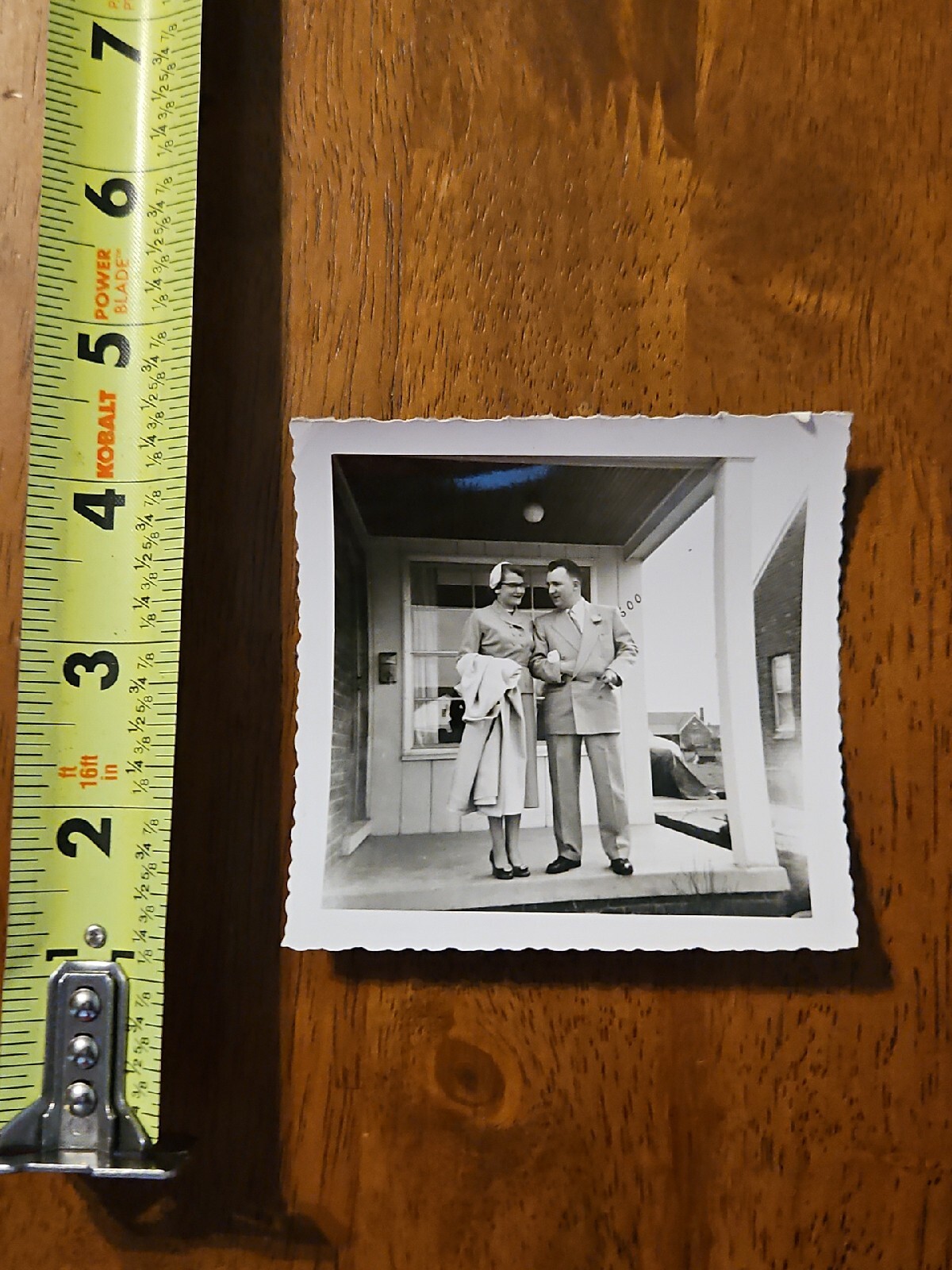 PHOTO OLD VINTAGE WOMAN MAN IN AFFECTIONATE ARM LOCK ON PORCH OF HOME ...
