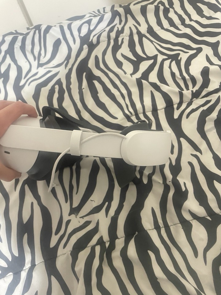 Oculus Meta Quest 2 128GB with Controllers And Official Battery Strap ...