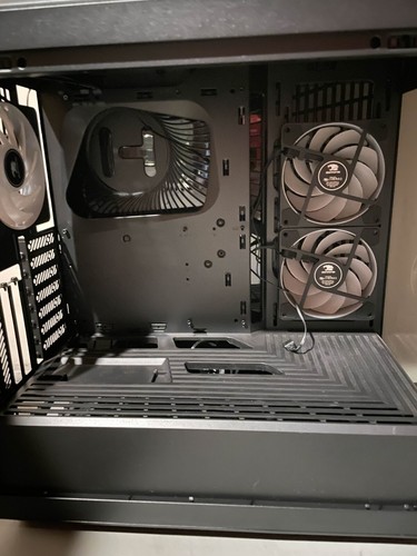 Hyte y40, 4 Pre-Installed fans, Vertical GPU Mount and 750 Watt Power ...