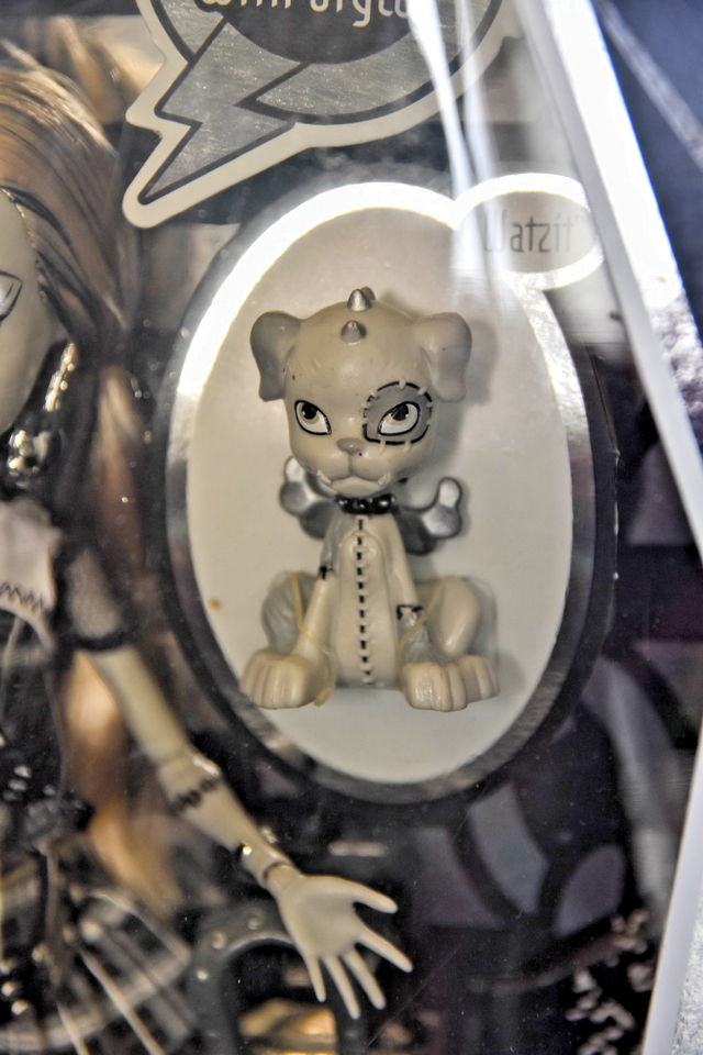 Monster High RARE Black & White Frankie Stein 2010 Limited Edition SDCC ...