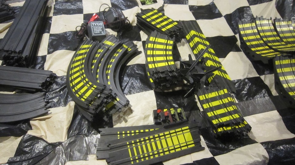 80 Piece Lot Of Tyco Slot Car Track,Straight,Curve,Banked,Cliff Hanger ...