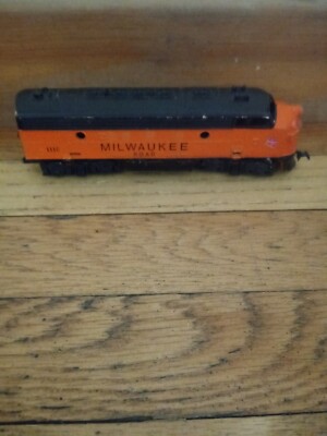 HO Scale MILWAUKEE ROAD 111C LOCOMOTIVE Split Coupler Tested Working | eBay