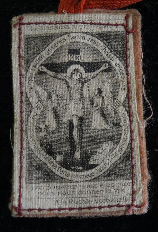 VINTAGE CATHOLIC RED Scapular POCKET SHRINE RELIC The Passion Of Jesus ...
