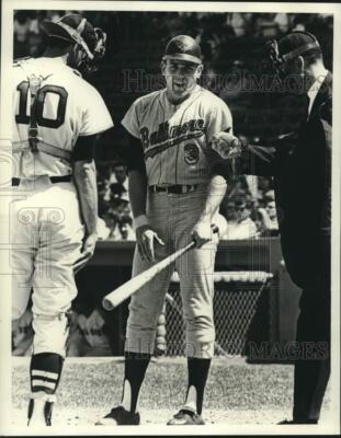 1965 Press Photo Baltimore Orioles rookie Curt Blefary talks with ...