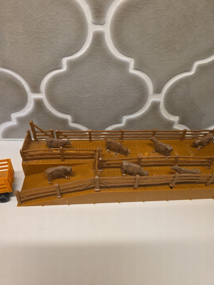 TYCO HO Scale Cattle Loading Station with Cattle Truck | eBay