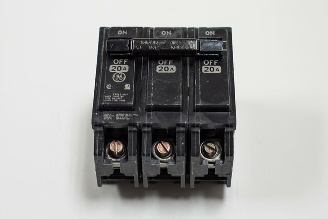 General Electric GE Circuit Breaker 100 Amp 240v 3 Pole 22kaic ...