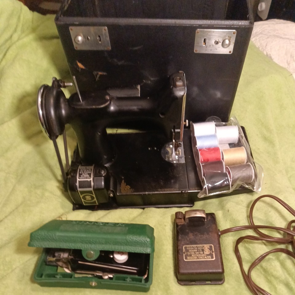 1946 Singer 221- Featherweight Sewing Machine W/Case Foot Pedal And ...