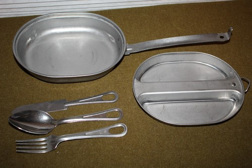 Original U.S. Army Two Piece Mess Kit, (19)82 d. w/Fork, Spoon & Mess ...