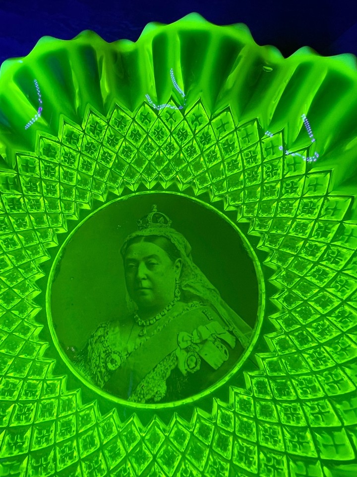 Davidson Vaseline Opalescent Victorian Glass "Queens Crown" Portrait ...