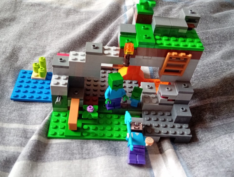 Lego Minecraft 21141 Zombie Cave Complete With Mini figures and ...
