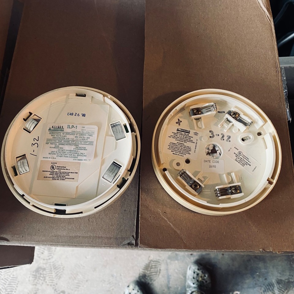 SIEMENS CERBERUS PYROTRONICS ILP-1 SMOKE DETECTOR W/DB-3S BASE | eBay