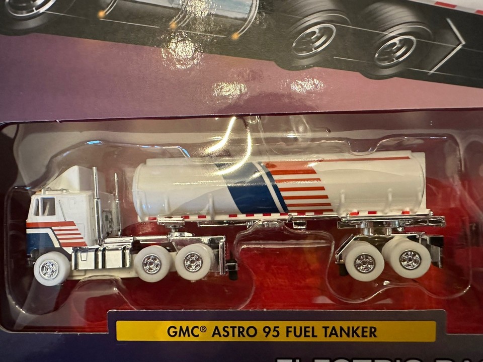CHASE Auto World HO Slot Car Set Love’s Heartland Haulers White Tires ...