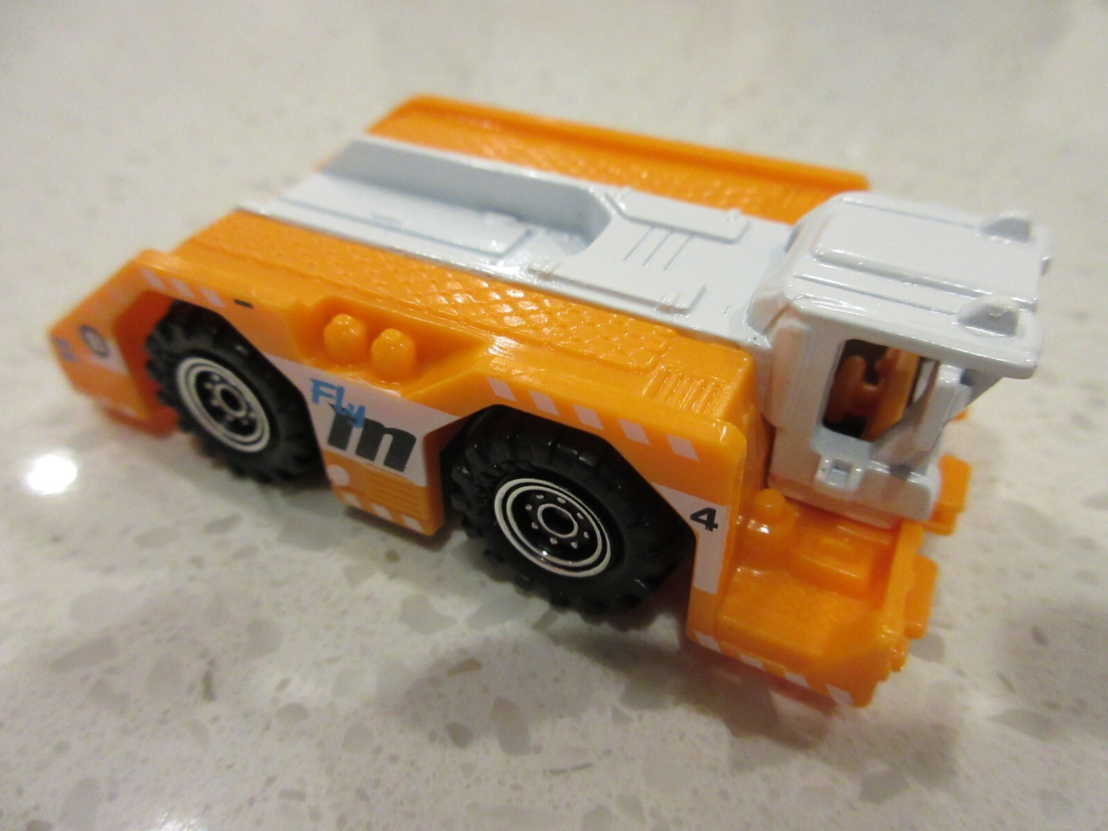 2014 Matchbox MBX Airport Runway Wrangler Tug Orange 1:64 Diecast Toy ...