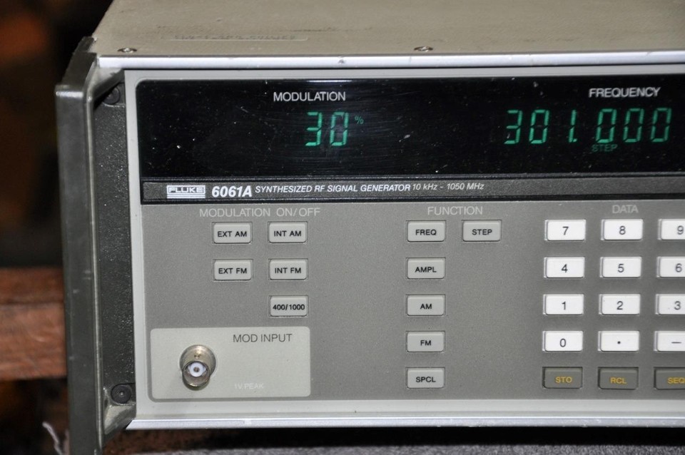 Fluke 6061A synthesized RF Signal Generator 10Khz - 1050MHz | eBay