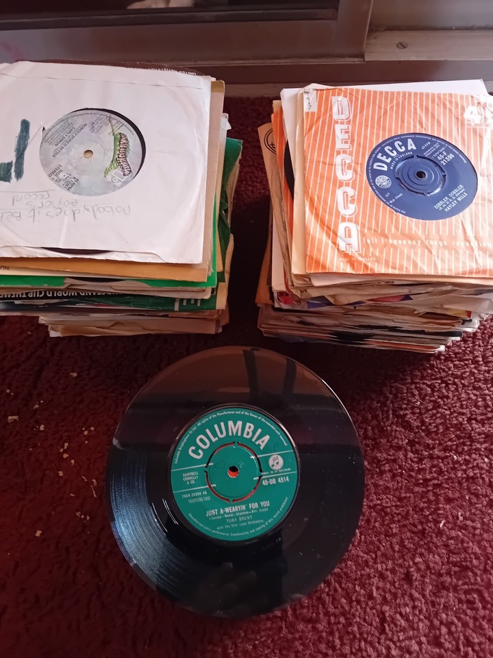 JOB LOT OF 326 x 7" SINGLES FROM THE 1960's, 1970's & 1980's . FREEPOST ...