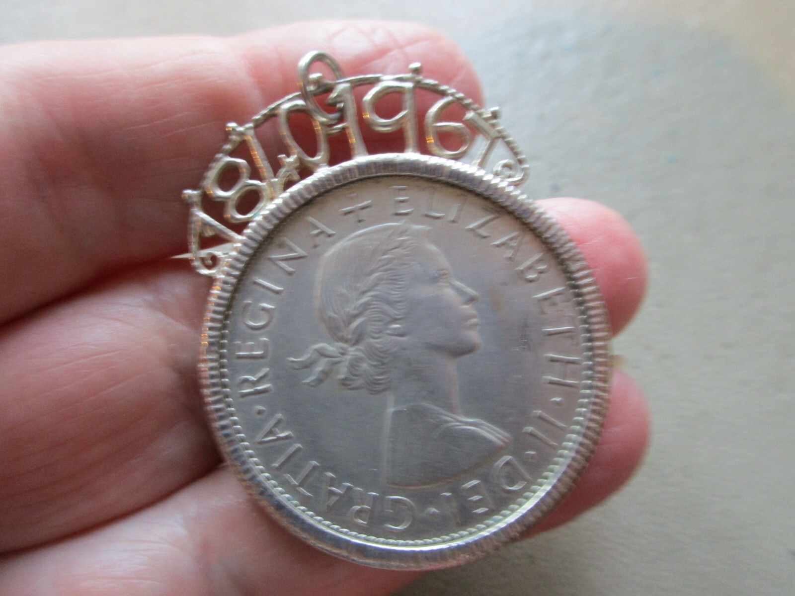 RARE QUEEN ELIZABETH HALF CROWN 1840 1967 MOUNT COIN … - Gem
