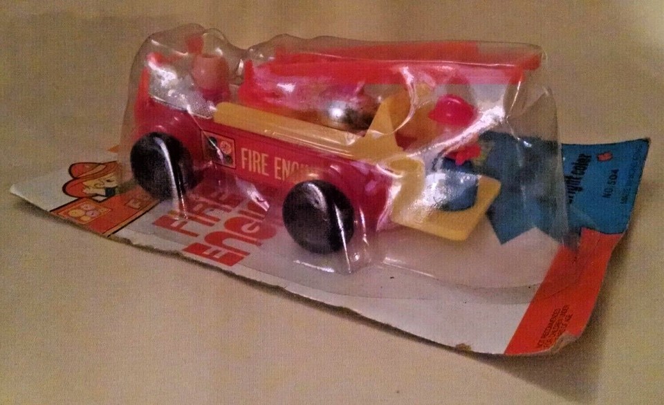 FIRE ENGINE PLAYSET VINTAGE HONG KONG NO 504 NOS REMOVEABLE FIGURES ...