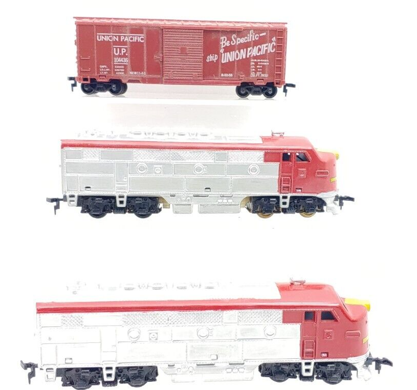 Mark Trains HO Santa Fe AA Diesel Locomotive Engine Set & UP Boxcar In ...