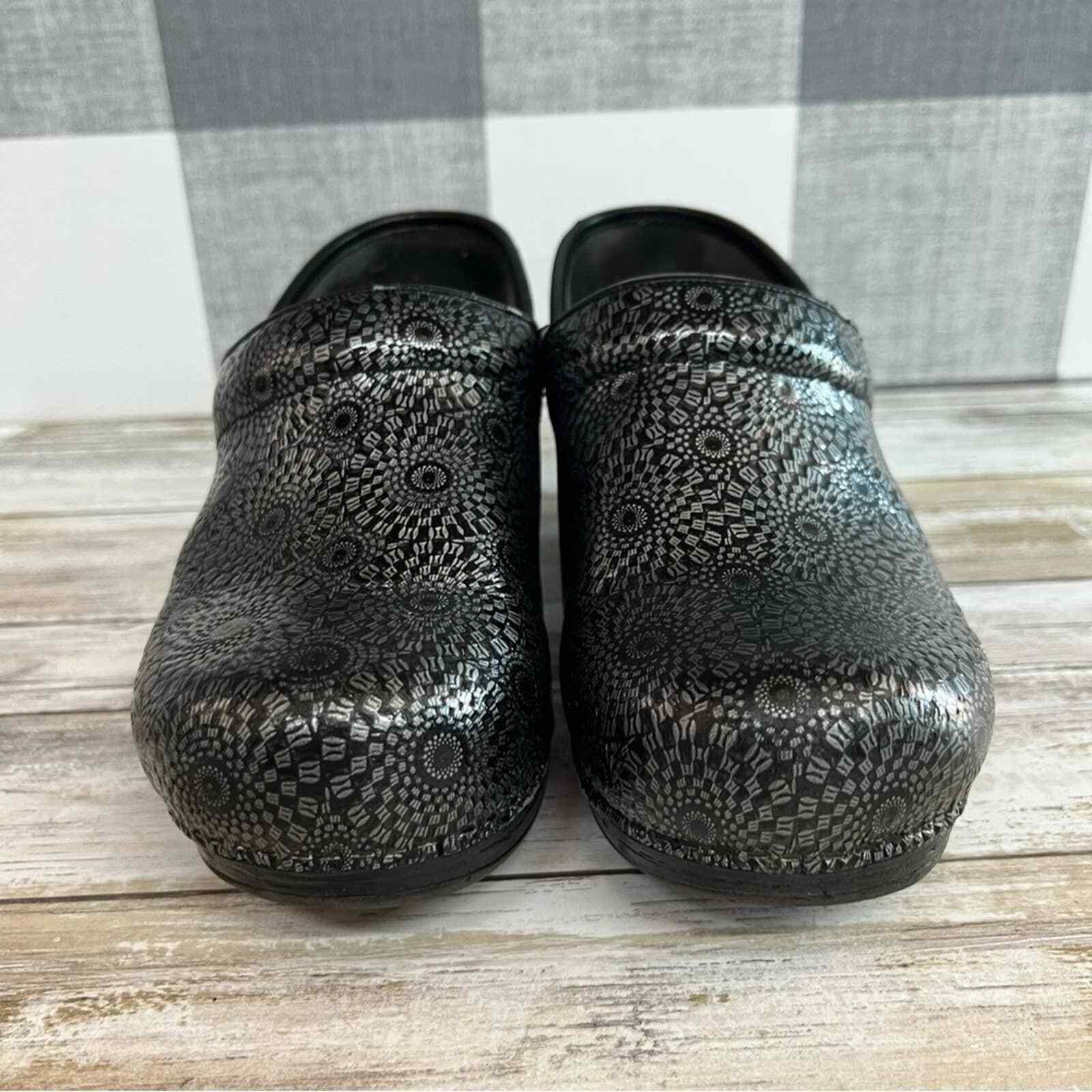 Dansko XP Metallic Medallion Clog Woman Size 39 - Gem