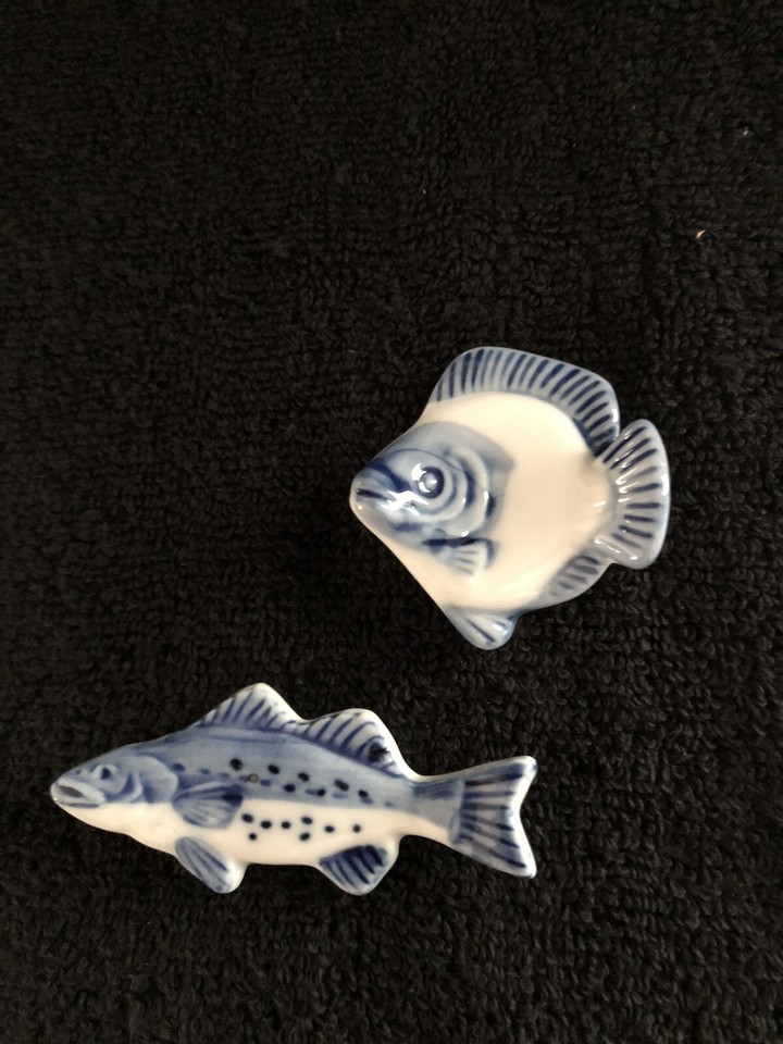2 Chinese Chop Stick Fish Shaped Utensil Rest Holders White & Blue ...