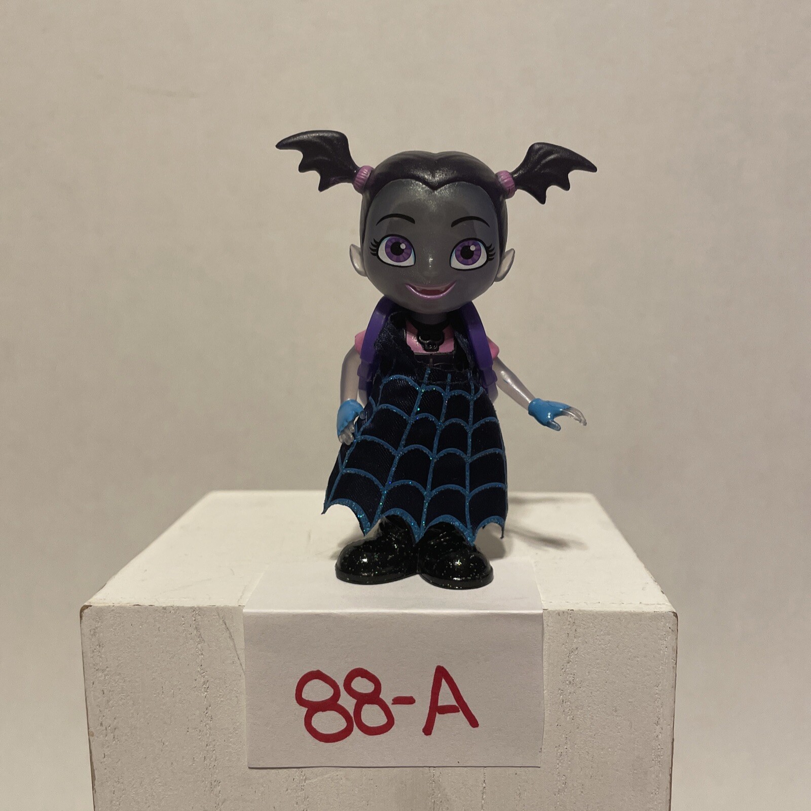 Disney Vampirina 3.5” HAUNTLEY Vee Bridget Poppy Guitarist Best Friend ...