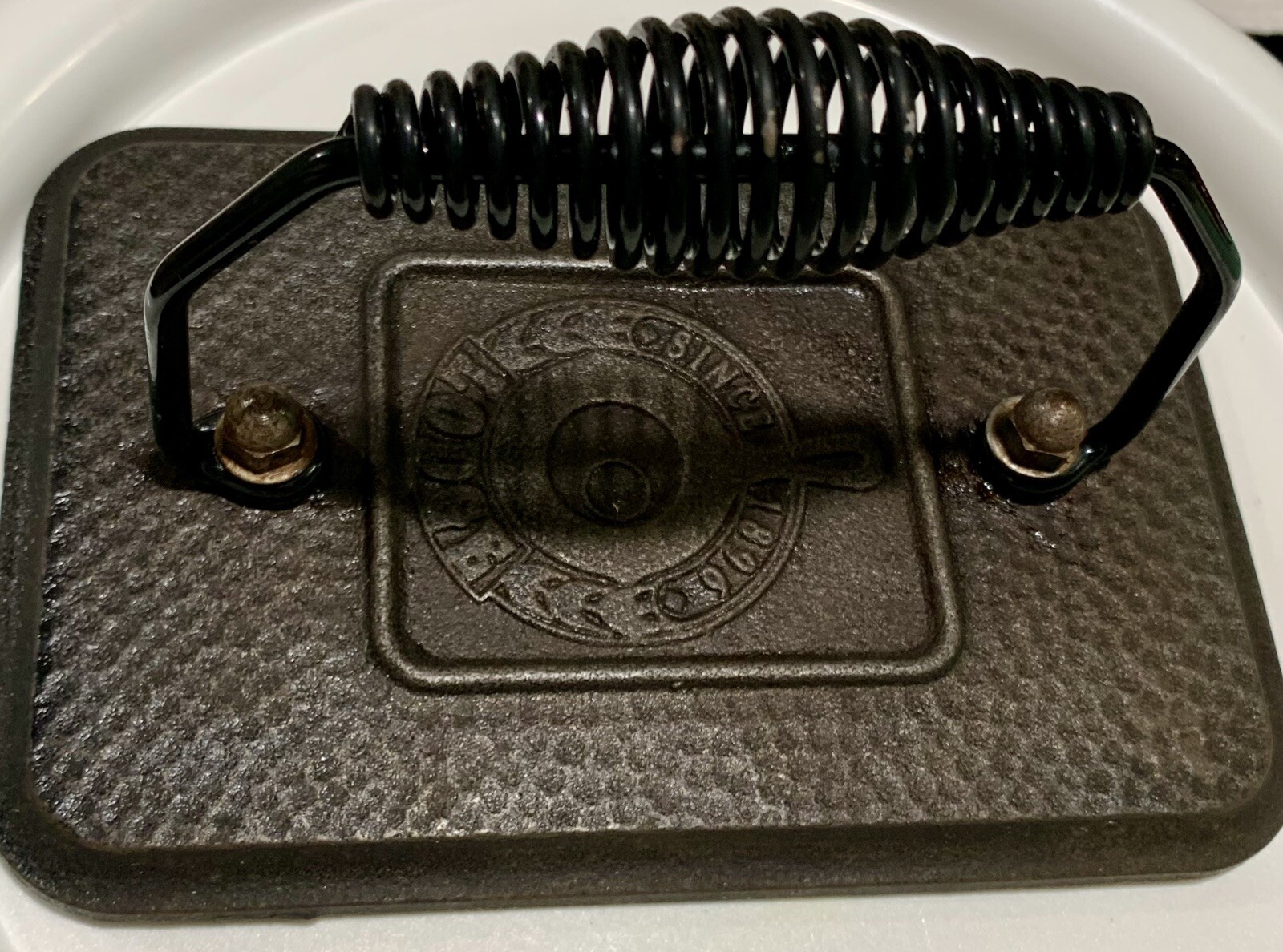 Lodge Cast Iron Burger Bacon Panini Press Sandwich Grill Spiral Handle ...