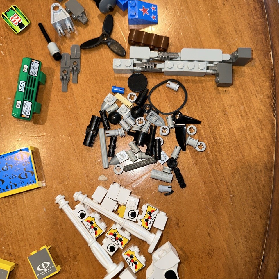 lego lot set: Sign Posts, Santa Snowboard Signs, Window, Car Hood, Dog ...