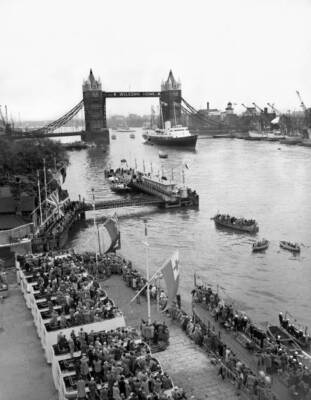 Sightseers crowd every vantage point give a typically London w- 1954 ...